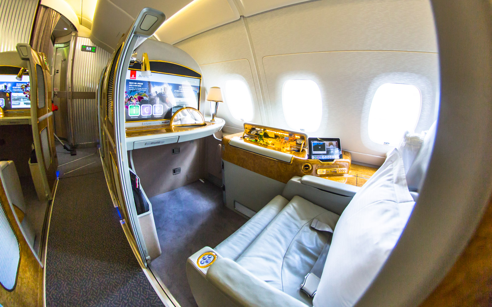 Emirates Airbus A380 – Onboard Tour | flyRosta.com