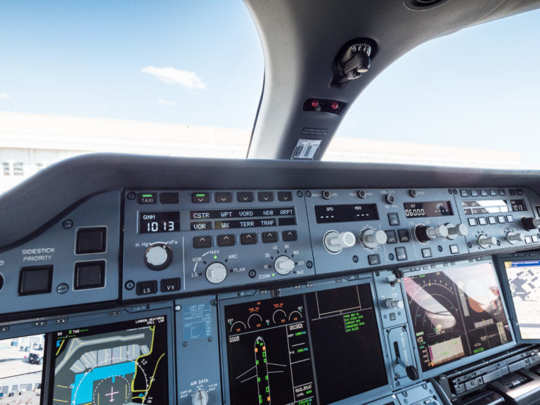 VIDEO: Airbus A350-1000 British Airways I Cockpit Tour | flyRosta.com